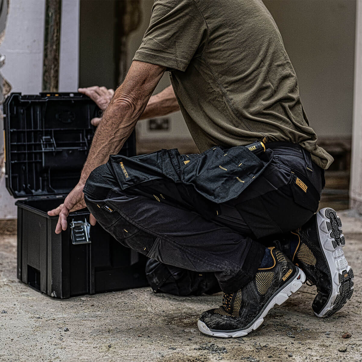 Pro-Stretch Workwear – DEWALT Workwear UK